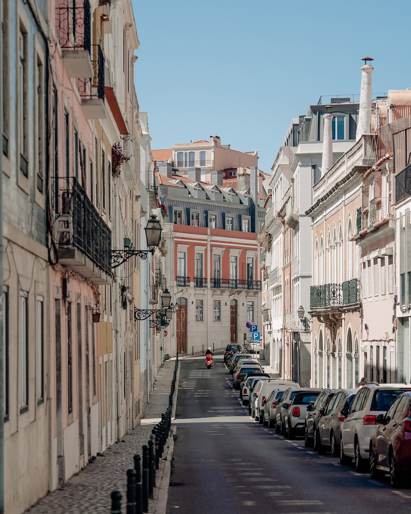 5 English Bookstores in Lisbon [Beautiful Stores]