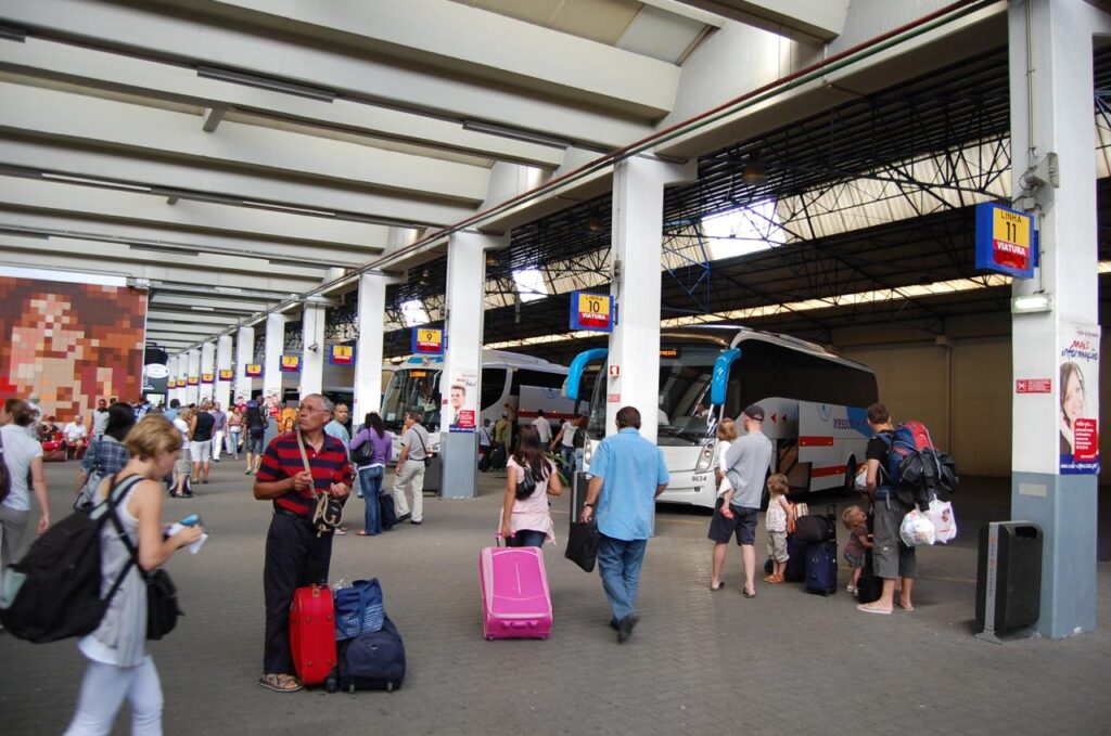 Lisbon Buses: Guide To How it Works - LisboaVibes